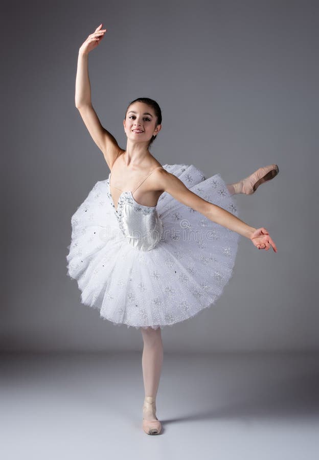 Jeune Ballerine Dans La Danse Classique De Pose De Ballet Photo stock ...