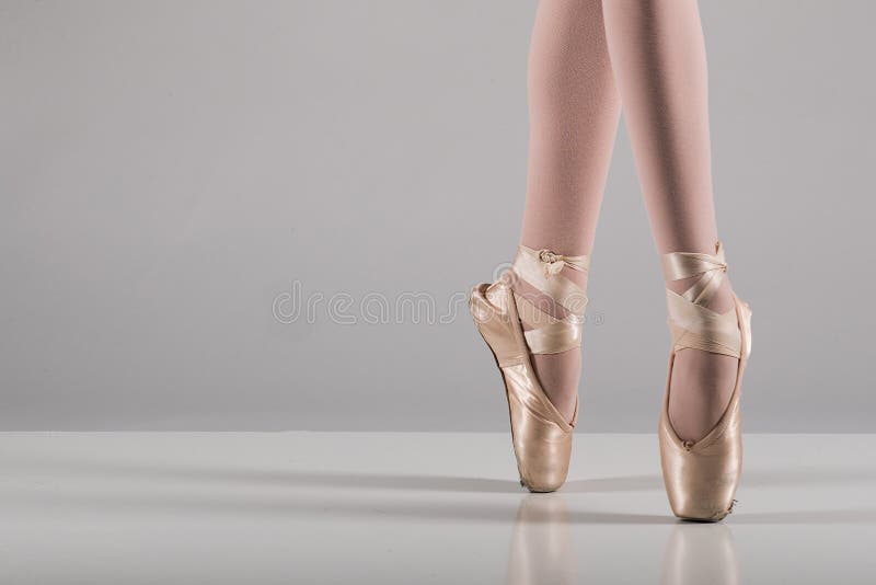Danseuse De Ballet Sur La Pointe Des Pieds Image stock - Image du ...