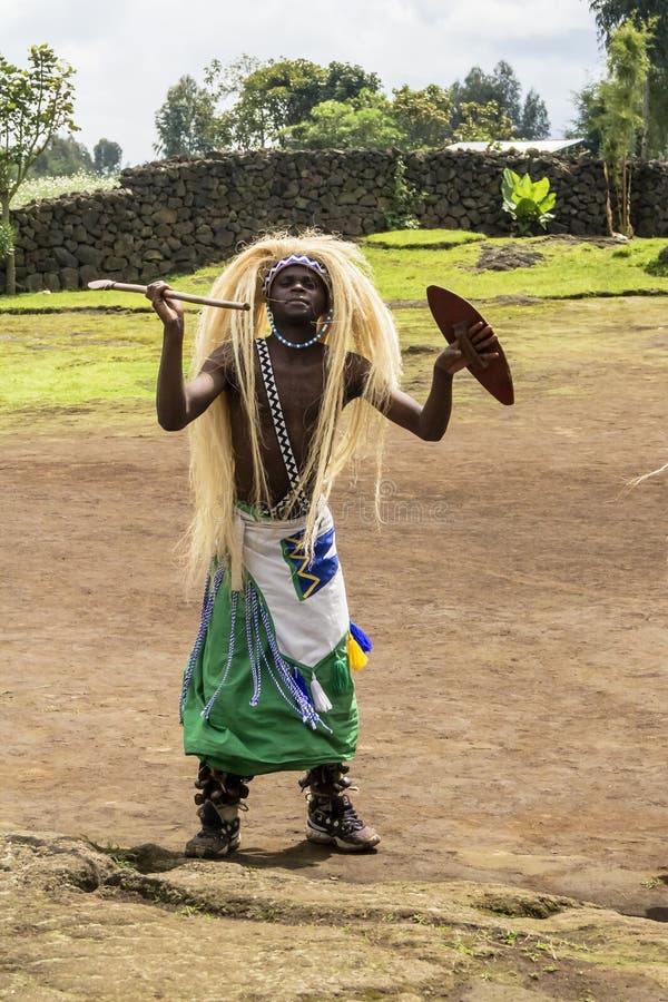 Danseur d'Intore, Rwanda photo éditorial. Image du vêtements - 48556526