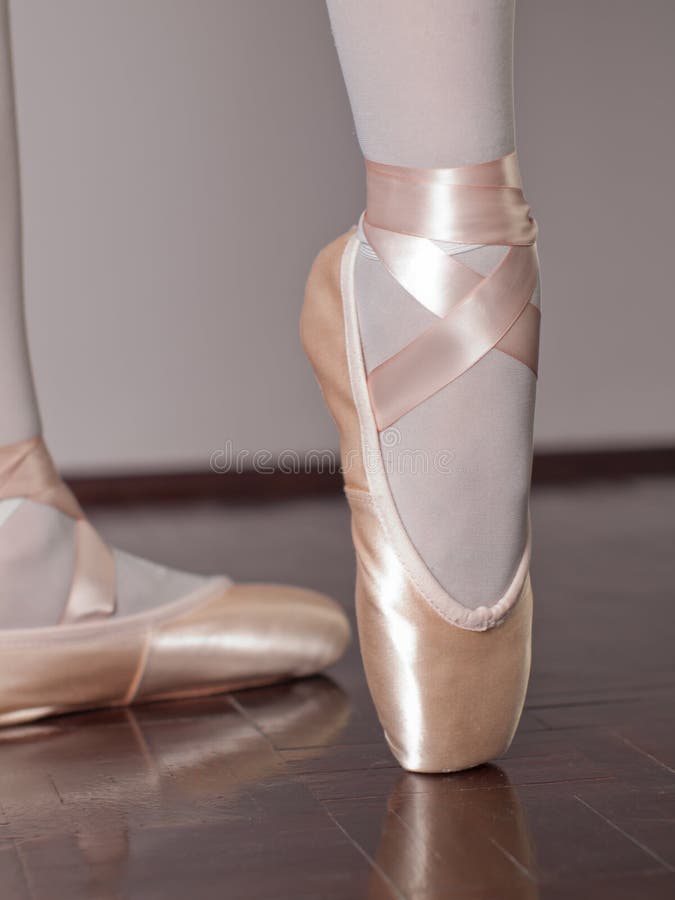 Danseur Dans Des Chaussures De Pointe De Ballet Photo stock - Image du féminin, grace: 23198610