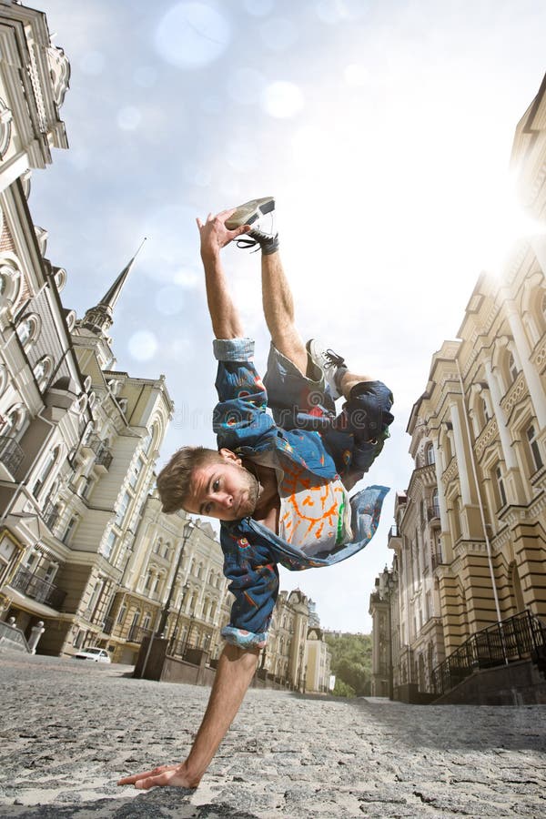 Danseur de rue image stock. Image du danse, acrobate - 40500759