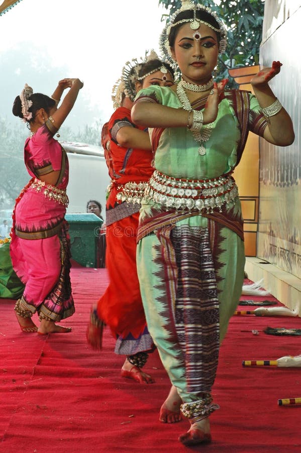 Danseuse indienne photo éditorial. Image du tissu, danse - 17563301