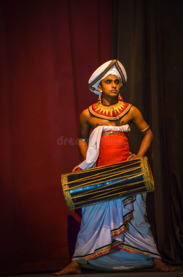 Danseur Masculin De Tambour De Basque, Kandy, Sri Lanka Image stock ...