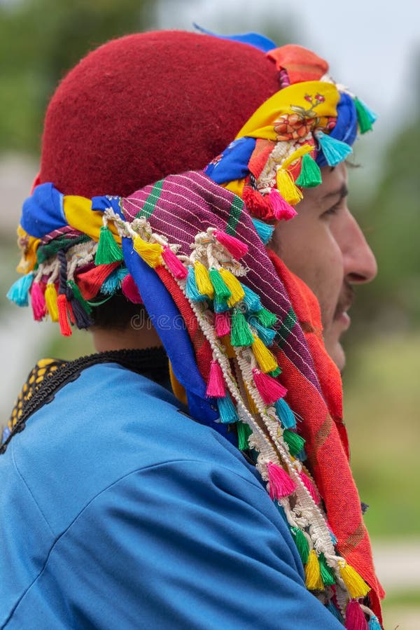 Jeune Danseur Turc Dans Le Costume Traditionnel Image éditorial - Image ...