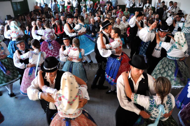 Danseurs Dansant Dans Des Costumes Slovaques Traditionnels Photo ...