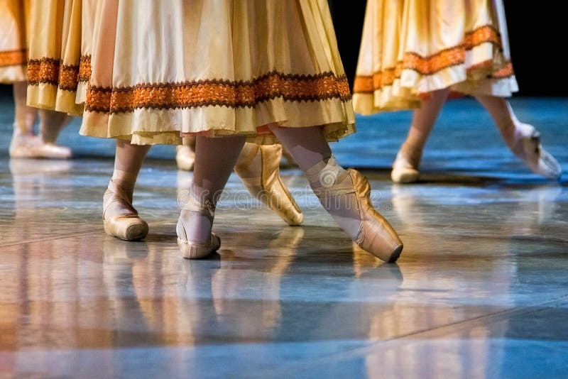 Danseurs De Ballet Dans Des Chaussons Photo stock - Image du activité ...