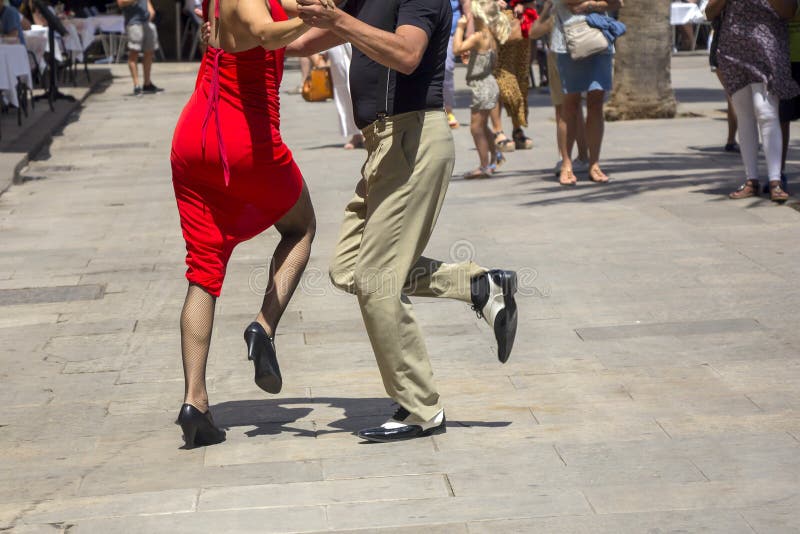 Danseurs De Rue Effectuant Le Tango Dans La Rue Photo stock - Image du ...