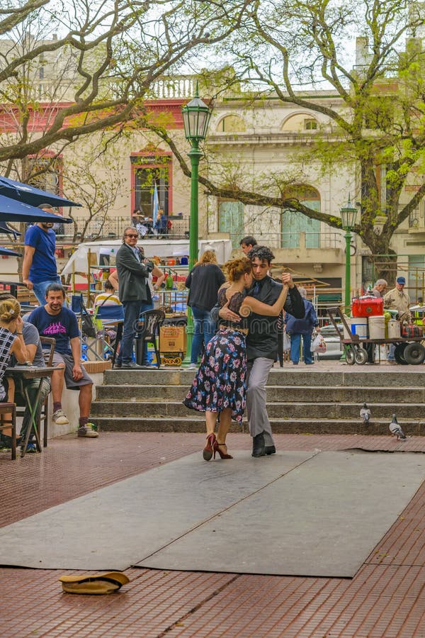 Danseurs De Tango Dansant Chez San Telmo Square, Argentine Photographie ...