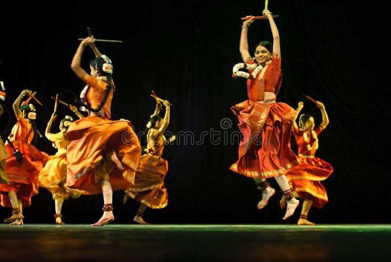 Danseurs Folkloriques Indiens Photo stock éditorial - Image du costume ...