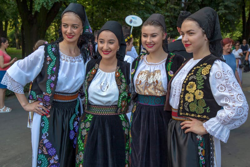 Danse Traditionnelle Roumaine Avec Les Costumes 2 De Détail Photo ...