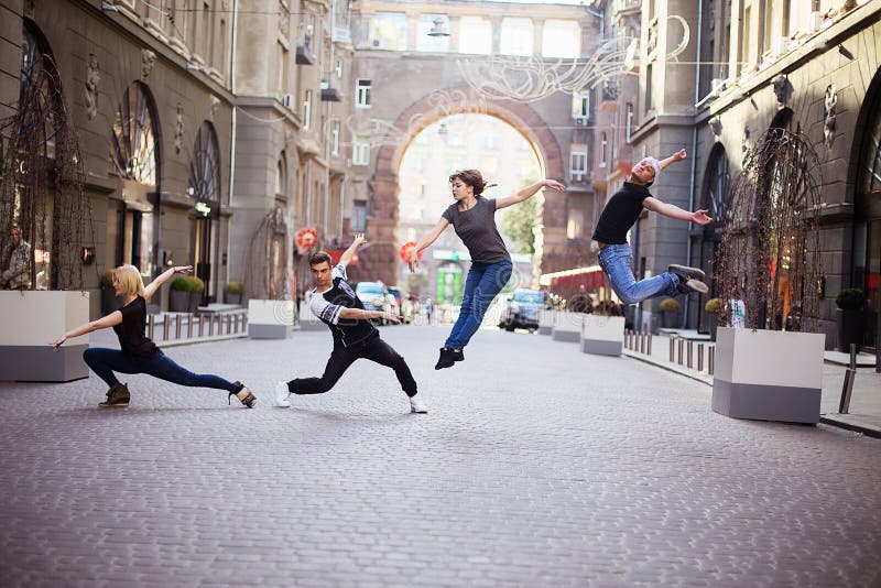 Danseurs sur la rue image stock. Image du type, danseur - 93406077