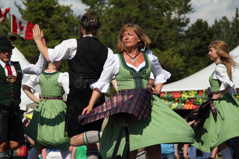 Danseurs Allemands Dans Le Costume Traditionnel Image stock éditorial ...