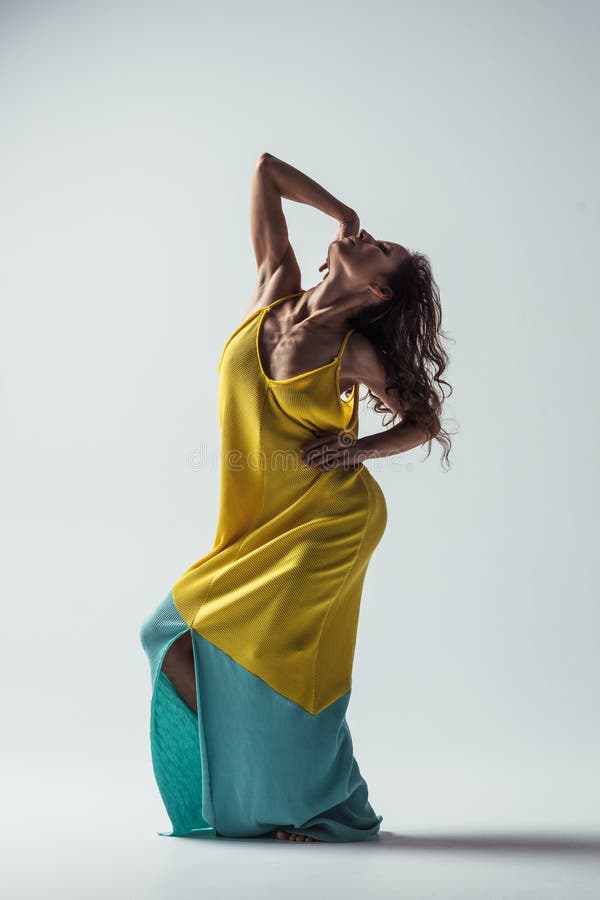 Danseuse De Femelle De Beuatiful Fond De Studio Image stock - Image du ...