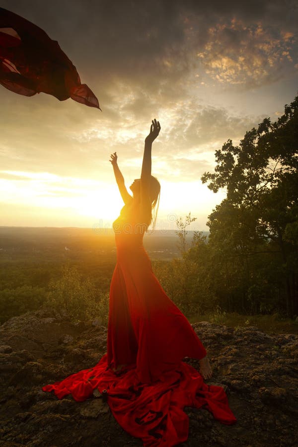 Danseuse En Robe Rouge Jetant Du Tissu Rouge Dans Le Vent Image stock ...