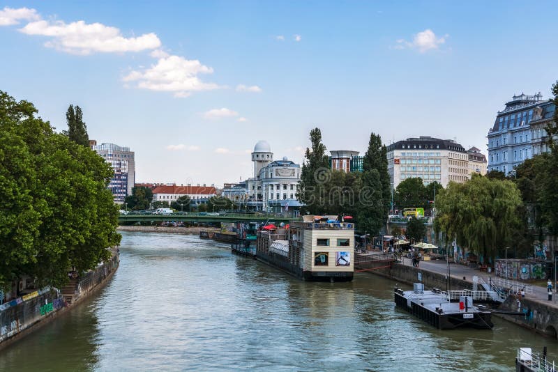 Paesaggio Di Vienna Con Il Danubio Ed I Ponti Immagine Stock - Immagine ...