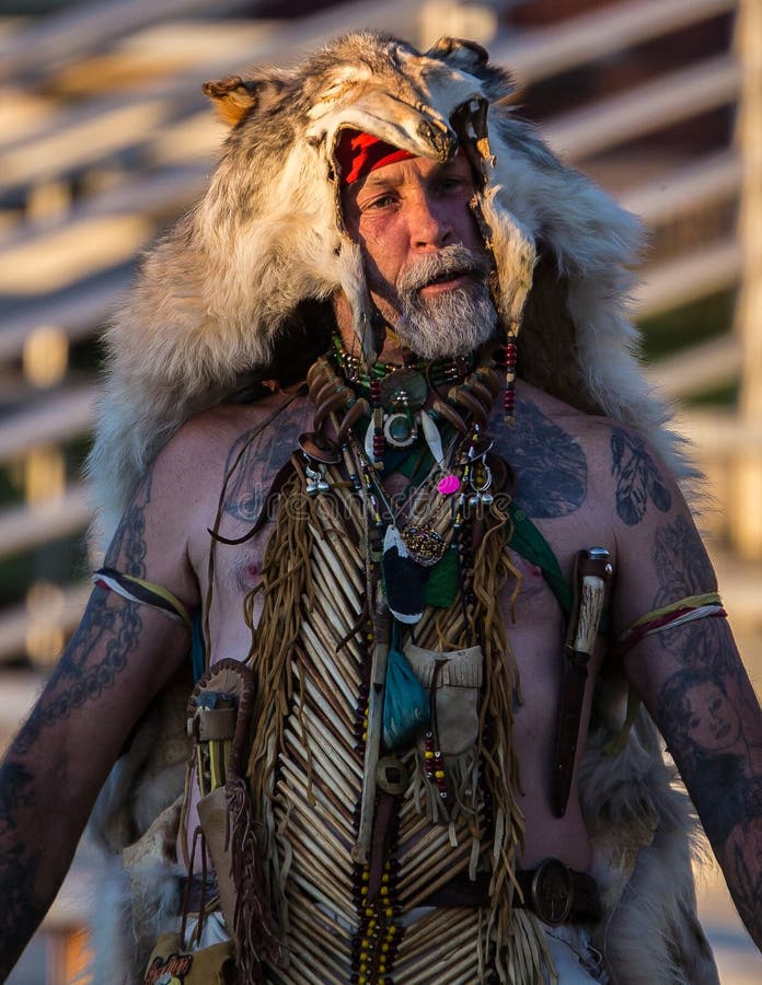 Danza con el lobo imagen editorial. Imagen de colorido - 62320760