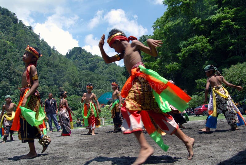 Danza de Jathilan foto de archivo editorial. Imagen de antiguo - 33762253