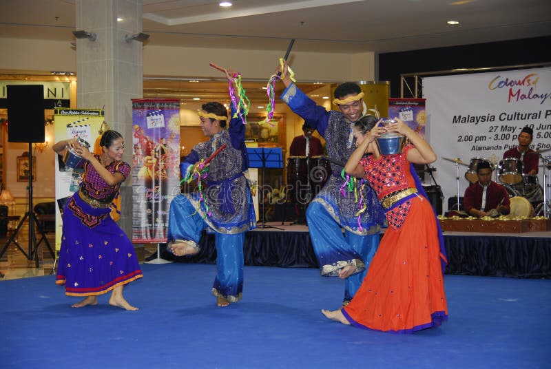 Danza del folklore fotografía editorial. Imagen de danza - 5725017