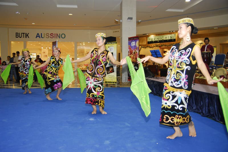 Danza del folklore fotografía editorial. Imagen de feliz - 5725142