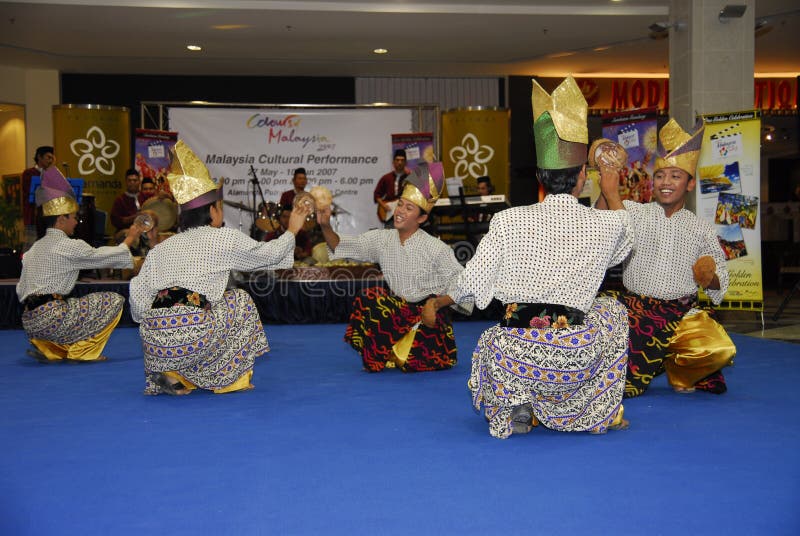 Danza del folklore fotografía editorial. Imagen de colorido - 5725222