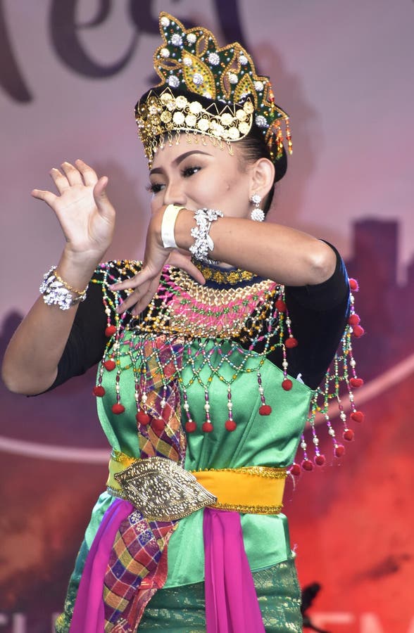 Danza del Mak Yong imagen de archivo editorial. Imagen de indonesio ...