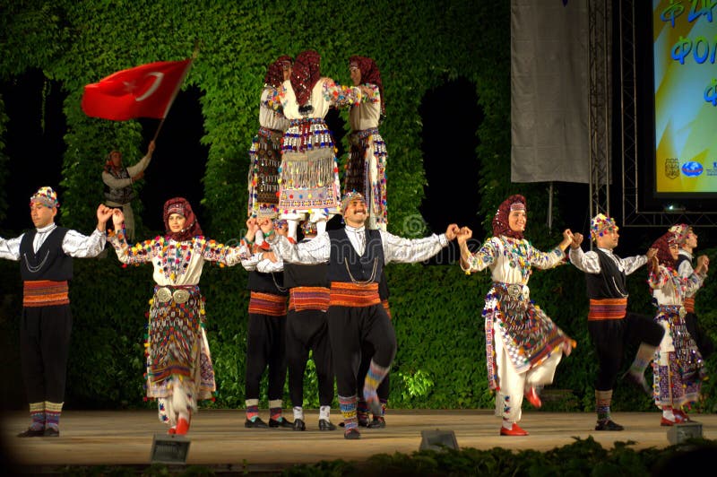 Bailarines Turcos Espectaculares En El Festival Del Folclore Foto de ...