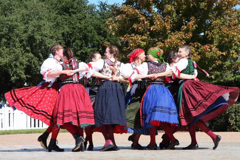 Danza popular fotografía editorial. Imagen de alineada - 34610127
