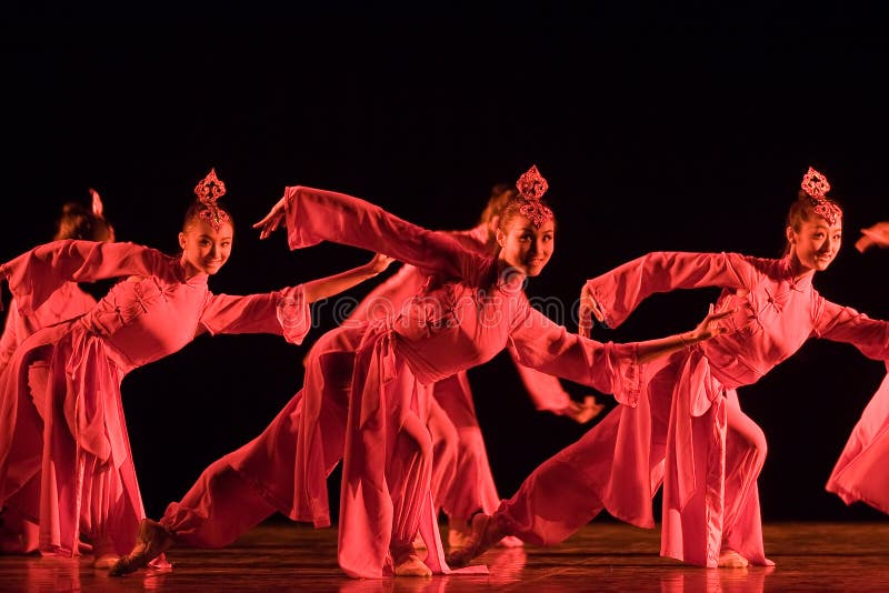 Danza popular china fotografía editorial. Imagen de artes - 5303347