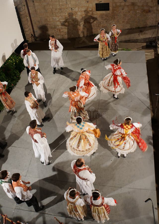 Danza popular croata foto editorial. Imagen de bailando - 32316161
