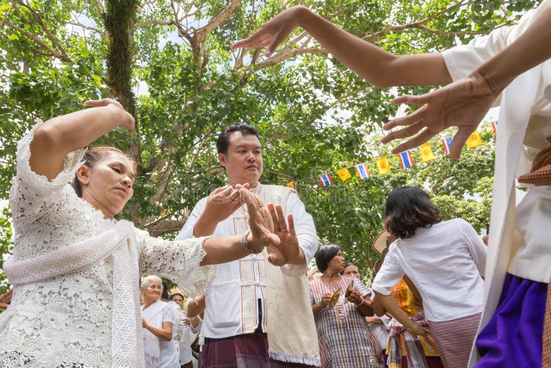 Danza popular de la gente imagen de archivo editorial. Imagen de dedo ...