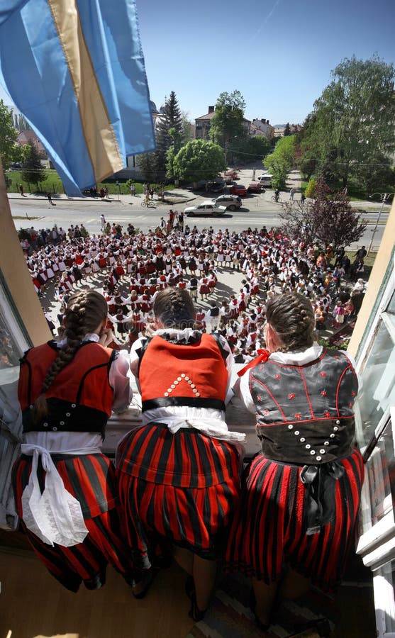 DANZA POPULAR DEL CÍRCULO imagen de archivo editorial. Imagen de ...