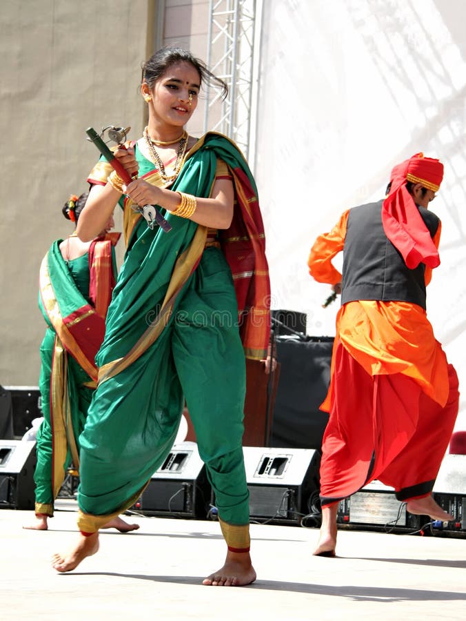 Danza popular india fotografía editorial. Imagen de movimiento - 14285522
