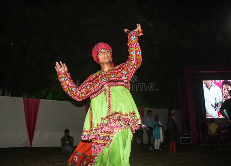 Danza popular Navratri imagen de archivo editorial. Imagen de longest ...
