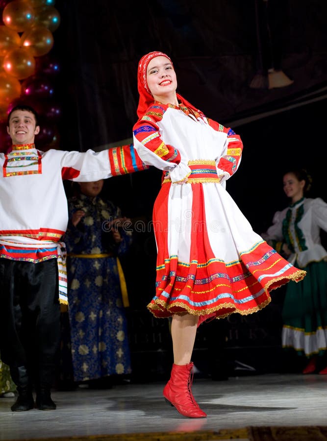 Danza popular rusa foto de archivo editorial. Imagen de rojo - 18242603