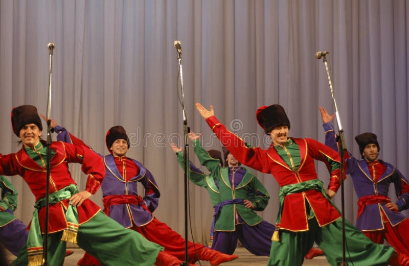 Danza rusa de guerreros fotografía editorial. Imagen de dedicado - 44732902