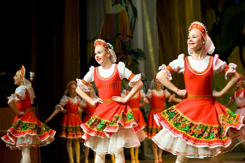 Danza rusa popular imagen de archivo editorial. Imagen de gente - 22147824