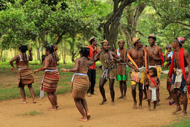 Danza Tradicional En Madagascar, África Foto de archivo editorial ...