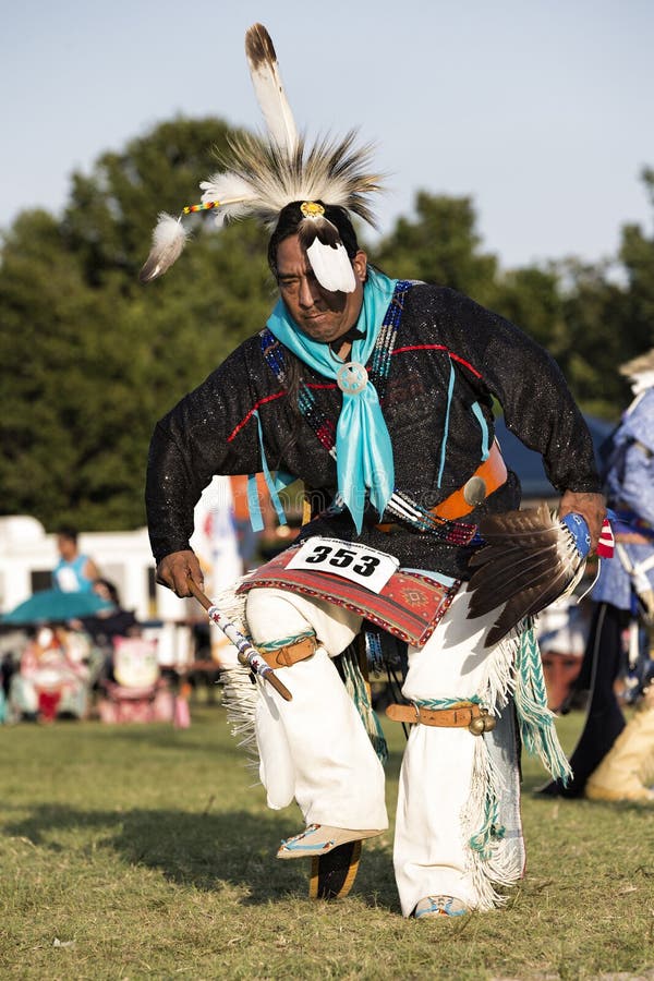 Danzas con los lobos imagen editorial. Imagen de bailando - 42345020