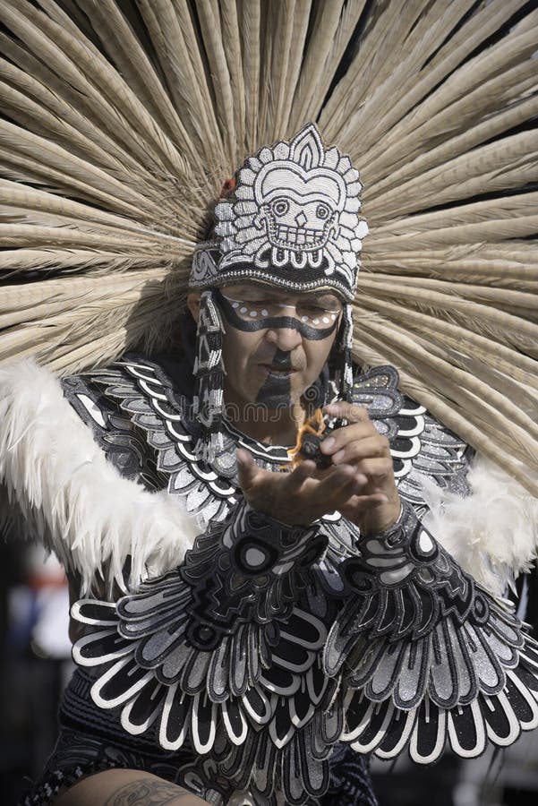 Danzatore azteco fotografia editoriale. Immagine di effettua - 58595196