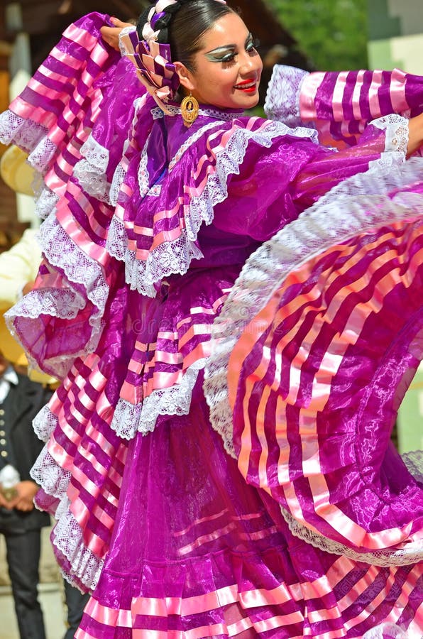 Danzatori Messicani Tradizionali Immagine Stock Editoriale - Immagine ...