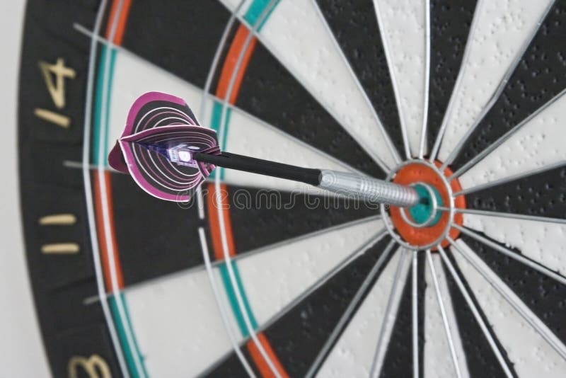 Dard Au Centre Du Dartboard Photo stock - Image du gibiers, boudine ...