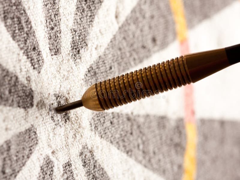 Dardi in bullseye fotografia stock. Immagine di successo - 22006370