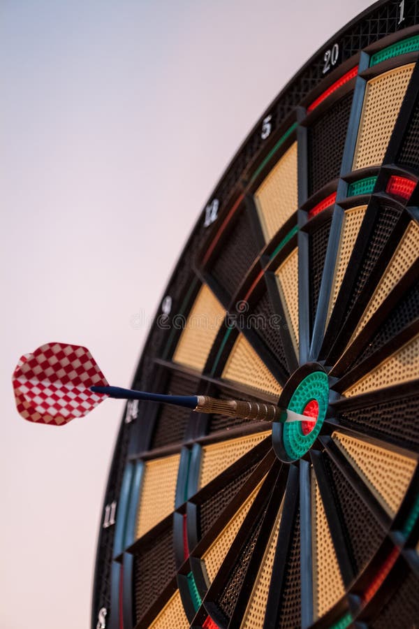 Dardo E Alvo Coloridos Com Cores Verdes, Amarelas E Vermelhas No Th ...