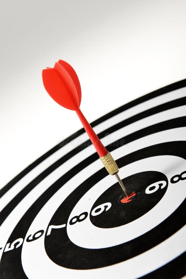 Dardo Rosso Che Colpisce Il Centro Dell'obiettivo Fotografia Stock ...