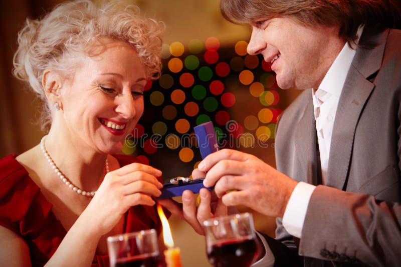 Dare presente fotografia stock. Immagine di offerta, affascinante ...