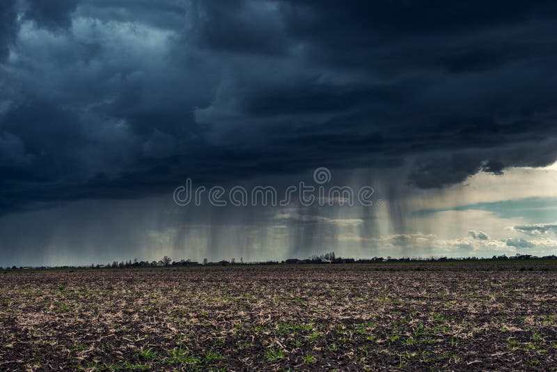 Dark Cloudy Sky Announcing Storm Stock Image - Image of outdoor, water ...