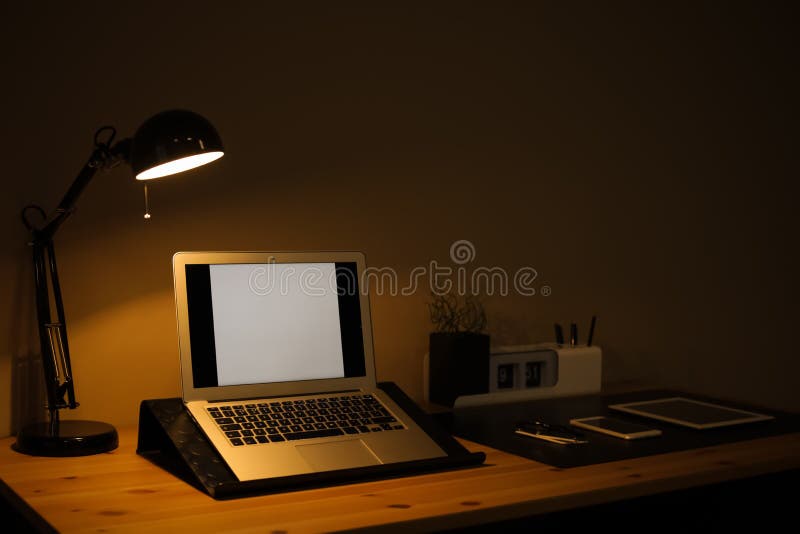 Mockup Of Desktop Computer On Wooden Desk With Lamp In Dark Home Stock ...