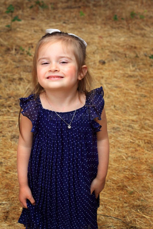 Darling Little Girl in Stipkleding Stock Afbeelding - Image of wijfje ...