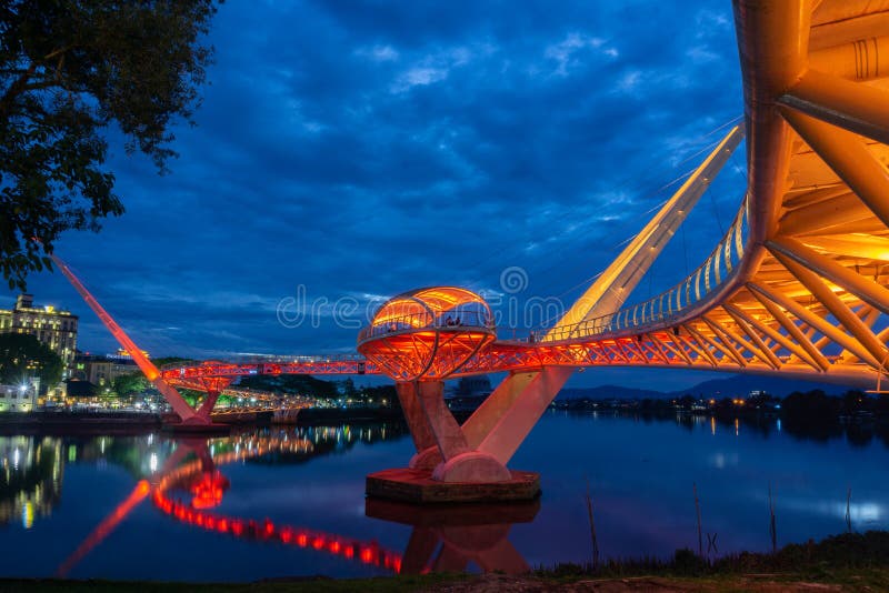 Darul Hana Bridge Kuching Waterfront Redaktionell Bild - Bild av askfat ...