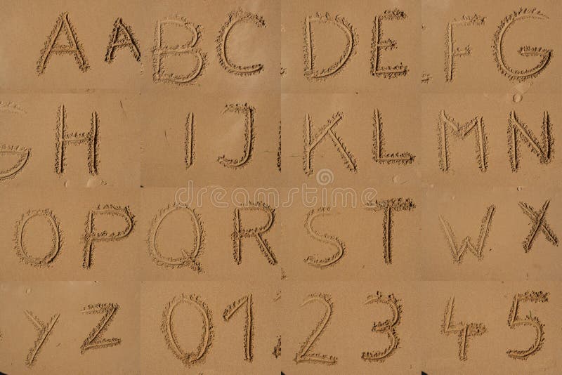 Das Alphabet Geschrieben in Sand Auf Einen Strand. Stockbild - Bild von ...